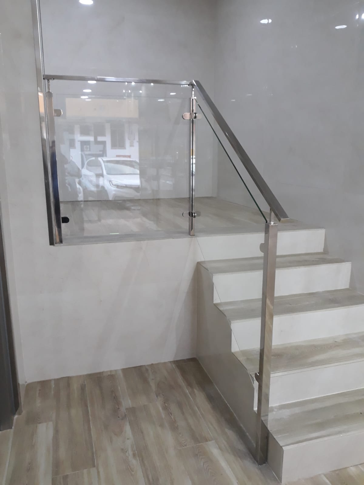 PASAMANOS EN ACERO INOXIDABLE CON CRISTAL. – Cerrajería Juanfe